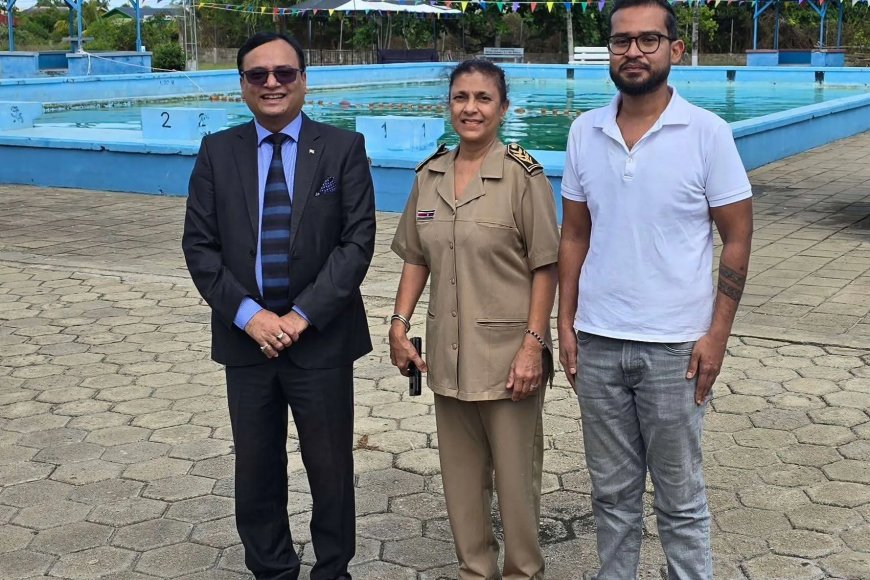 Indiase ambassadeur Subhash Gupta bezoekt Nickerie Indoor Stadium ...
