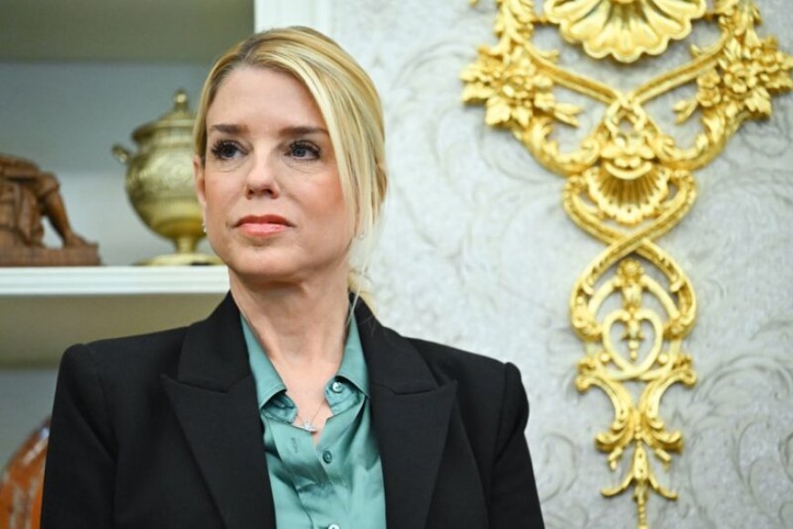 Donald Trump ontslaat minister van Justitie Pam Bondi na aanhoudende ...
