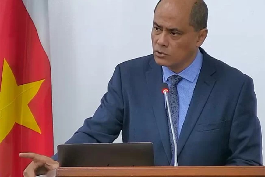 Pawiroredjo zet vraagtekens bij omvang personeel kabinet vp; Rusland ...